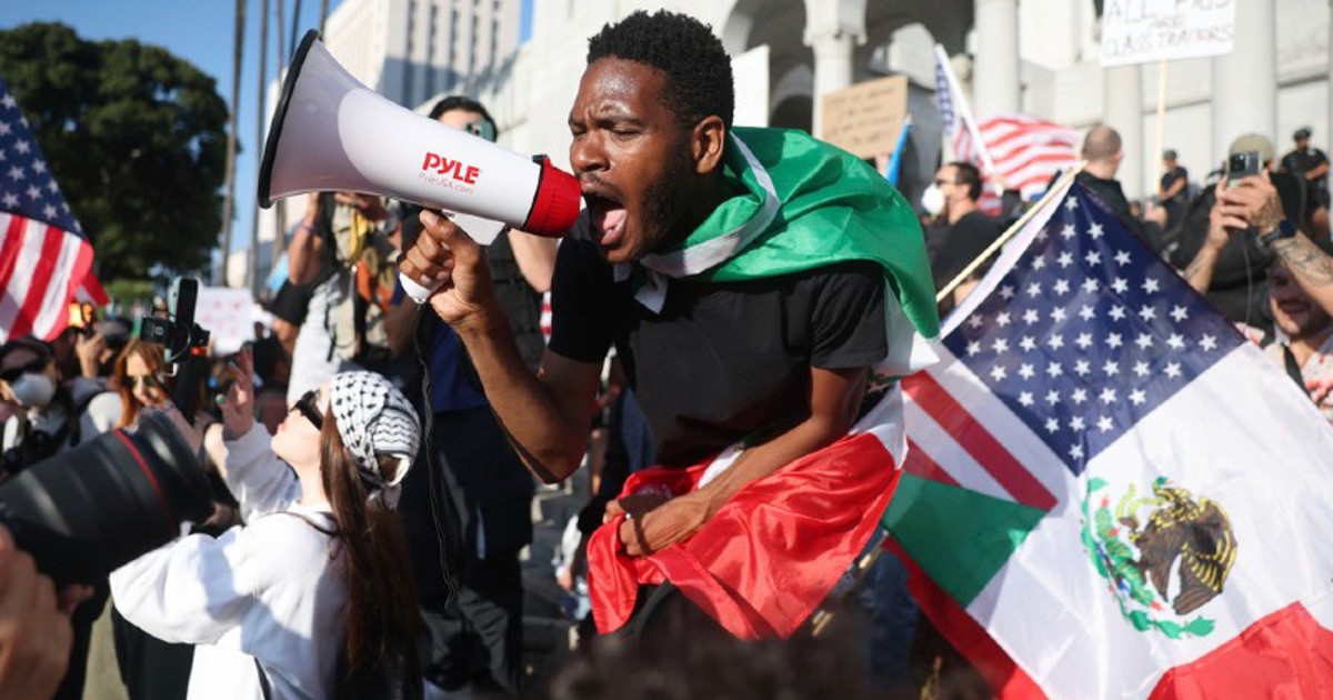 AFN - As Hollywood's neighborhood burns, GOP senator says 'show me the ...